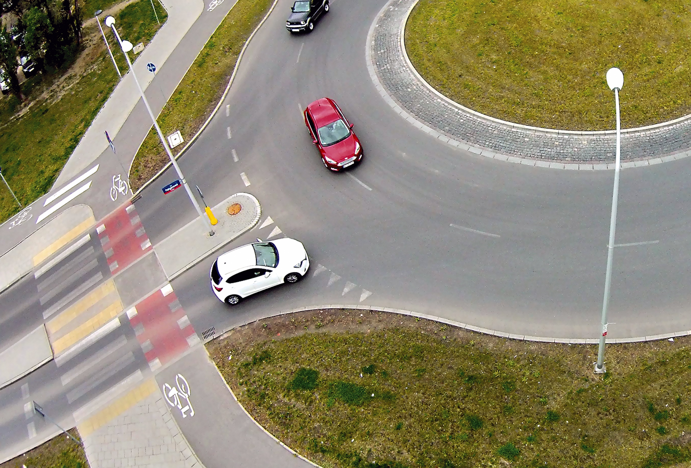 Jak jeździć po rondzie – przepisy, pytania i odpowiedzi - Magazyn Auto